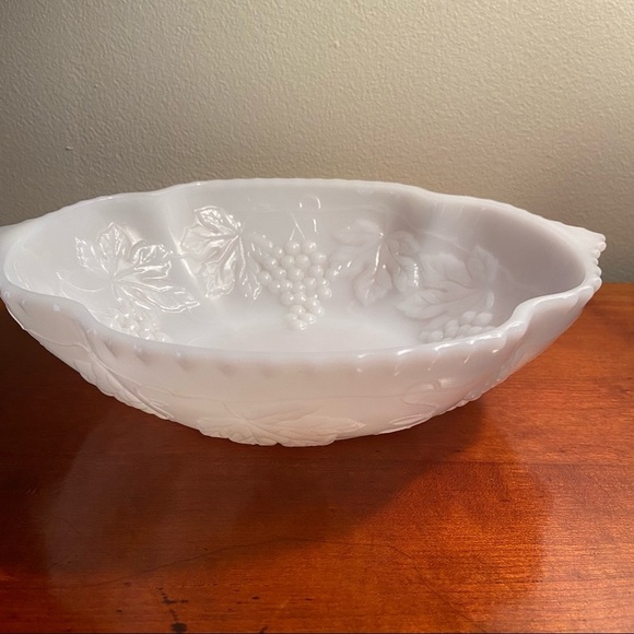 indiana milk glass | Kitchen | Vintage Indiana Milk Glass Bowl Grape ...